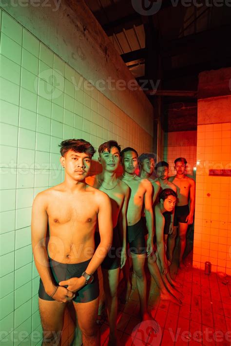 Een Groep Van Naakt Homo S Staand Met Hun Vrienden In Een Badkamer Stockfoto Bij Vecteezy