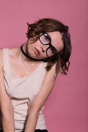 안경에 매력적인 여자의 초상화입니다 심각한 얼굴입니다 스튜디오입니다 절반 길이입니다 러시아에 대한 스톡 사진 및 기타 이미지 러시아 머리 메이크업 화장품 Istock