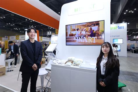 코리아 나라장터 엑스포 2023의 여성기업관에 참여한 주인아트 자연을 닮은 가구 인아트