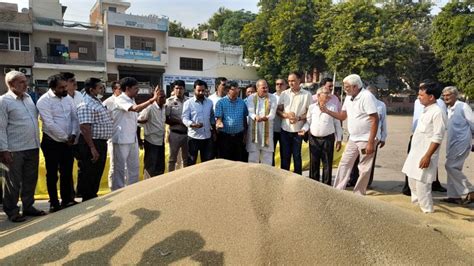 {the Mla Told The Dc To Resolve The Issue Immediately { The Mandi Traders Also Raised The Issue