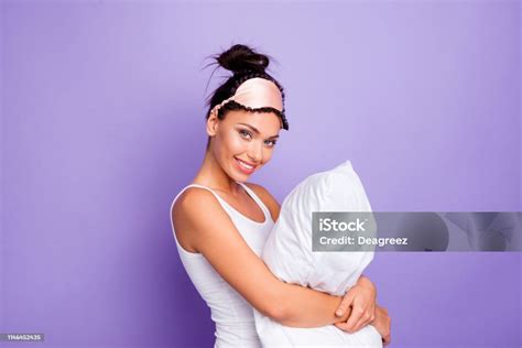 클로즈업 사이드 프로필 사진 아름 다운 그녀 그녀의 레이디 홀드 포옹 팔 손 베개 만족 상쾌한 얼굴 표정 착용 슬리핑 마스크