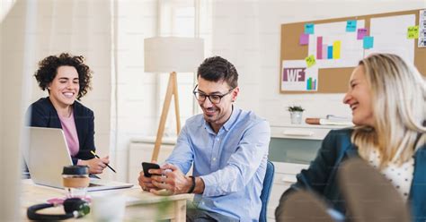 젊고 쾌활하고 남성과 여성 사업가들이 현대적인 사무실에서 함께 일하고 있다 사진 Unsplash의 테이블 이미지