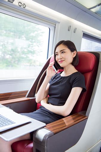 고속 열차 상하이 중국 내부에 앉아 아름 다운 비즈니스 여자의 샷 기차에 대한 스톡 사진 및 기타 이미지 기차 앉음 여자 Istock