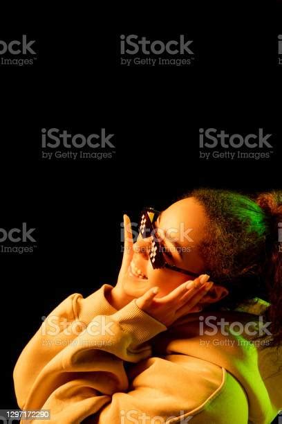 여러 가지 빛네온 빛에 어두운 스튜디오 배경에 고립 된 아프리카 계 미국인 여성의 초상화 20 24세에 대한 스톡 사진 및 기타 이미지 20 24세 가수 감정