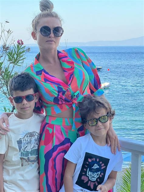 Ето ги трите деца на Петко и Яна колко са пораснали само СНИМКИ За Жената