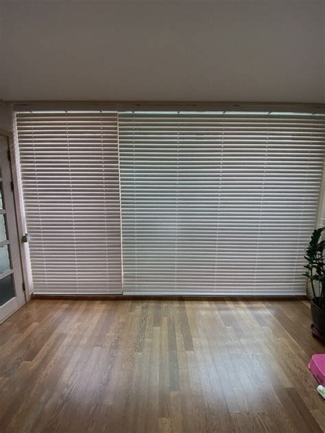 거실에 가장 많이 설치되는 화이트 우드블라인드~