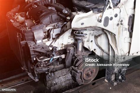 해체 된 후드와 금속 그릴및 차고 상자에 다양한 부품과 자동차 수리 서비스에서 사고 후 자동차의 전면 부분 수리에 대한 스톡 사진 및 기타 이미지 Istock