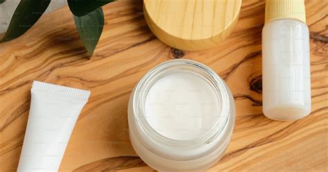 Spa 천연 유기농 미용 제품 세트와 나무 보드에 녹색 잎 빈 흰색 화장품 플라스틱 튜브 바디 크림 항아리 혈청 포장 디자인 브랜딩 사진 Unsplash의