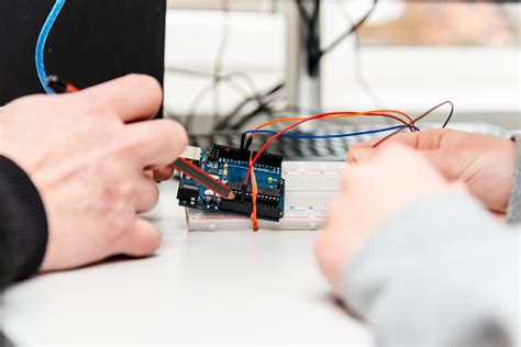 스템 교육 수업에서 Diy 로봇으로 십대 학생을 돕는 교사 방과 후 컴퓨터 코딩 수업 건물 및 로봇 차량 프로그래밍 학습의 학생