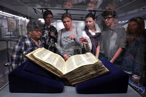 가장 오래된 히브리어 성경책 ‘코덱스 사순 경매 앞두고 일반 공개 서울pn