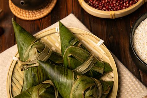 Zongzi 쌀 만두 찹쌀과 고기 또는 달걀 노른자 로 만든 Zong 잎으로 싸서 아시아 국가의 드래곤 보트 축제에서 흔히 볼 수있는 음식 0명에 대한 스톡 사진 및 기타