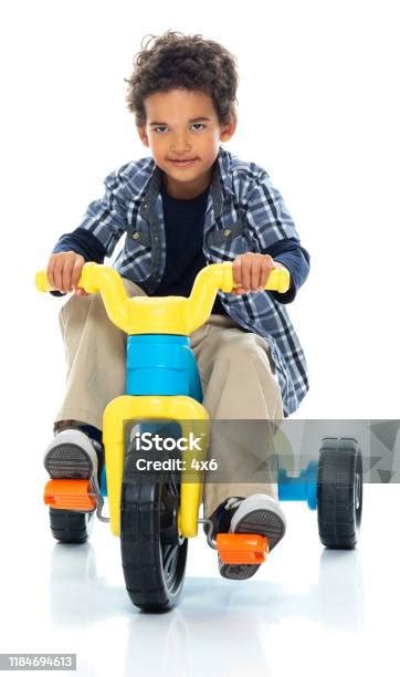웃고행복쾌활 한웃고 자전거를 사용 하 여 소년의 전체 길이 4 5세에 대한 스톡 사진 및 기타 이미지 4 5세 긍정적인 감정 표현 두발자전거 Istock