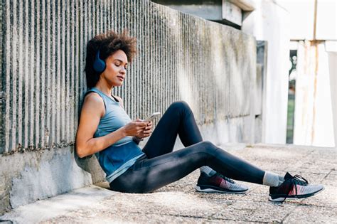 아름다운 여자 휴식 후 A 단단한 운동 과 사용 그녀의 스마트폰 30 34세에 대한 스톡 사진 및 기타 이미지 30 34세 가냘픈 거리 Istock