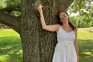 Woman Who Fell In Love With Oak Tree Calls Herself An Ecosexual In An Erotic Relationship