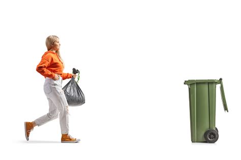 비닐 쓰레기 봉투를 들고 쓰레기통을 향해 걸어가는 젊은 여성의 전체 길이 프로필 샷 쓰레기에 대한 스톡 사진 및 기타 이미지 쓰레기 옆모습 가방 Istock