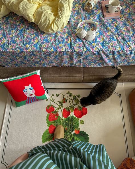 엔프피샵 감성 러그 유니크 패브릭 아이템 로맨틱한 포인트 딸기부케러그 🥰 나만의 공간은 항시 기분 좋고 산뜻하게 ️ 디자인러그 포인트러그 봄인테리어 감성