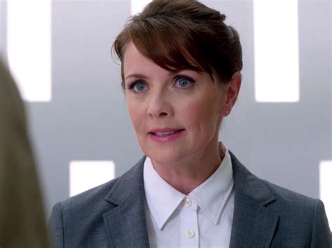 Amanda Tapping Directing Acting In Travelers Vzjmz