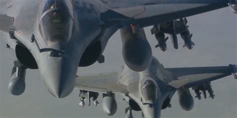 프랑스 라팔 전투기가 항공모함에서 출격한다 뛰어난 기동성에 폭장량까지 명품 전투기의 위력 군사돋보기