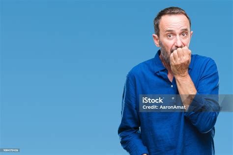 스트레스와 긴장 찾고 격리 된 배경 위에 중 년 노인의 수석 남자 손톱을 물어 뜯고 입에 손 불안 문제입니다 감정에 대한 스톡 사진 및 기타 이미지 Istock