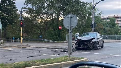 Кола пламна на столичен булевард шофьорът е ранен Обновена