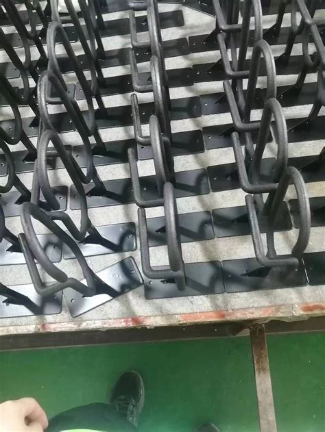 壁挂枪架收纳架 车库挂钩亚马逊枪架单套装吃鸡武器枪支展示架 阿里巴巴