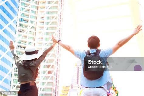 젊은 아시아 관광 커플 함께 여행 수하물과 배낭 여행자는 시내 도시를 탐험 여행 중에 손을 들고 있는 명랑하고 행복한 연인 여행의 개념은 새로운 장소를 발견하고있다 2명에