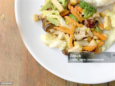 중국 스타일 그레이 비 소스와 함께 깊은 튀긴 두 부 볶음 튀김 두 부 볶음 혼합된 야채와 계란 흰색 배경에 흰색 접시에 두 부를 튀긴 채식 식품 건강 식품입니다 거리에