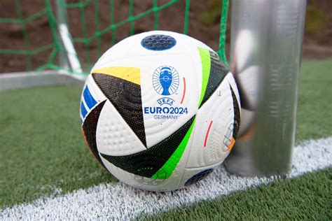 Boban U Ime Uefa E Uručio Loptu Kojom će Se Igrati Euro 2024 Net Hr