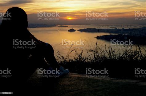 니테로이와 리우데자네이루 브라질에서 일몰에 쉬고 있는 여성 과나바라 베이 등 도심 의 관광 명소 전경 관광에 대한 스톡 사진 및 기타 이미지 Istock