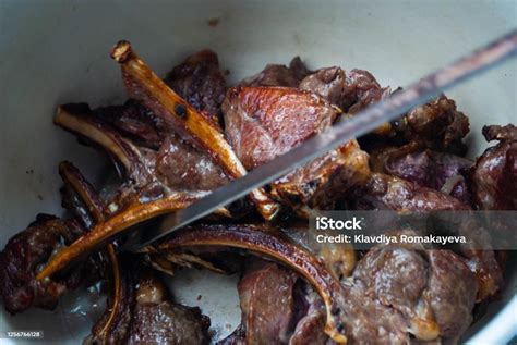 금속 꼬치에 바베큐를 만들기 바베큐에서 조리한 구운 고기 신선한 쇠고기 고기 꼬치 조각으로 잘라 전통 동양 요리 바베큐 숯과 불꽃 그릴 피크닉 길거리 음식 고기에 대한 스톡