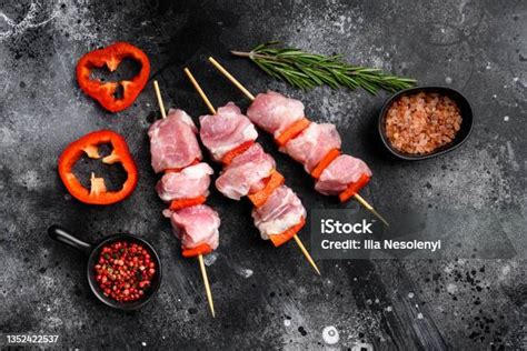 생 돼지 고기 쉬시 케밥 야채바베큐 고기 상단 보기 플랫 레이 텍스트 복사 공간 검은 어두운 돌 테이블 배경 검은색에 대한 스톡 사진 및 기타 이미지 Istock