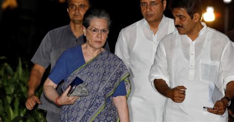 بعد استقالة ابنها سونيا غاندي تعود لقيادة حزب المؤتمر الهندي أخبار سياسة الجزيرة نت