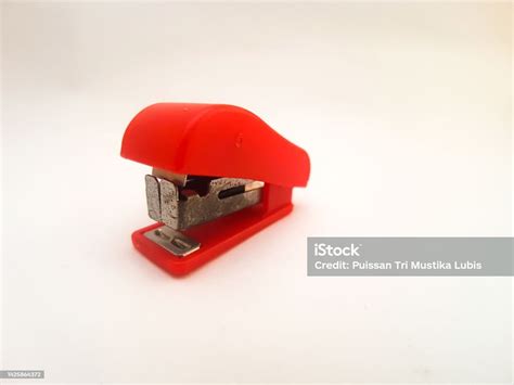 밝은 붉은 색과 녹슨 금속 부품이있는 작은 오래된 스테이플 0명에 대한 스톡 사진 및 기타 이미지 0명 강철 고정됨 Istock