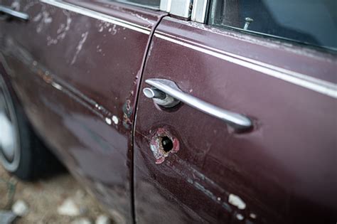 오래된 자동차의 도어 패널 충돌 사고로 손상된 페인트와 녹슨 에 초점을 맞춥니다 0명에 대한 스톡 사진 및 기타 이미지 0명 고물 집적소 고철 Istock