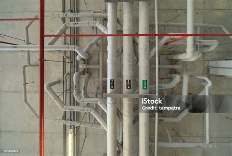산업 공장의 천장 건물에 냉각기 타워 또는 냉각 탑 시스템 작업 기계 응축기 물 공급 및 반환 파이프 라인 환기 압축기 작업장에서 물 시스템 0명에 대한 스톡 사진 및 기타