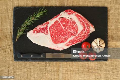 블랙 스톤 플레이트에 로즈마리와 신선한 쇠고기 Ribeye 스테이크의 음식 배경 꽃등심 스테이크에 대한 스톡 사진 및 기타 이미지 꽃등심 스테이크 와규 날것 Istock