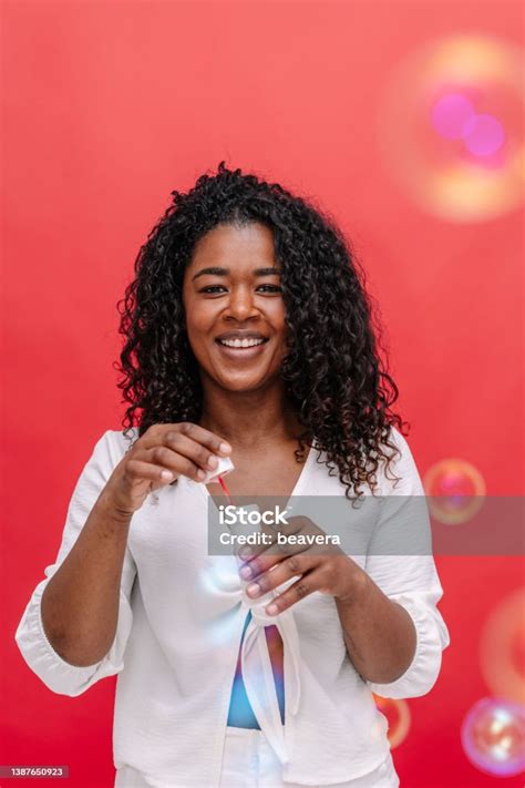 빨간 배경에 비누 거품을 불고 쾌활한 여자의 중간 허리 초상화 30 34세에 대한 스톡 사진 및 기타 이미지 30 34세 갈색 머리 곱슬 머리 Istock