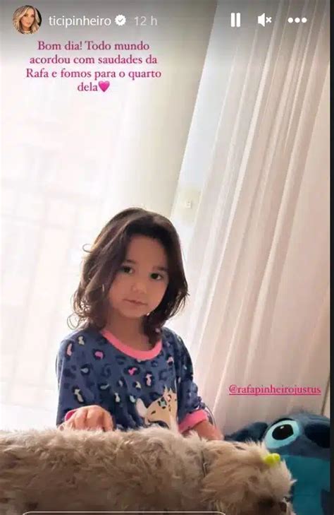 Filha De C Sar Tralli Posa No Quarto De Brincar Com Av Bagun A