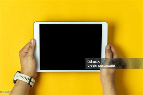 테이블 상단 뷰 액세서리 사무실 책상 배경 개념의 항공 이미지 현대 소박한 노란색 종이와 공간에 흰색 태블릿에 들고 손의 평평한 평지 가정의 방에 대한 스톡 사진 및 기타