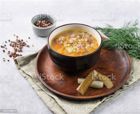 절인 오이와 전통적인 러시아 수프 신선한 딜과 향신료로 밝은 배경에 진주 보리와 고기를 곁들인 피클 0명에 대한 스톡 사진 및 기타 이미지 Istock
