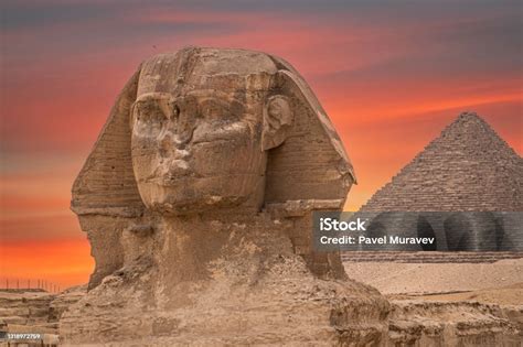 파라오 쿠푸의 위대한 피라미드 기자와 스핑크스에 위치 이집트 스핑크스 카이로 기자 이집트 여행 배경 건축 기념물 파라오의 무덤 휴가 휴가 배경 0명에 대한 스톡 사진 및