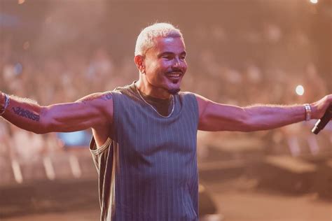 فيديو عمرو دياب المتداول قديم ولا صحة لوجود علاقة جديدة Et بالعربي