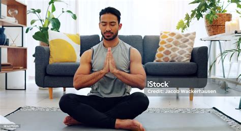인간 연꽃을 위한 명상과 요가 웰빙 휴식 및 영적 성장을 위한 침묵이 있는 가정과 평화 아시아 남자 차크라 균형 건강 및 집 거실의 바닥을위한 선과 마음 챙김 명상하기에