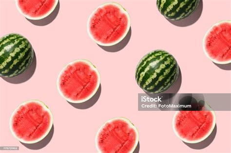 분홍색 배경에 잘 익은 수박 패턴 상단 보기입니다 공간을 복사합니다 팝 아트 디자인 창조적 인 여름 개념 최소한의 플랫 레이 스타일로 수박의 절반 분홍에 대한 스톡 사진 및
