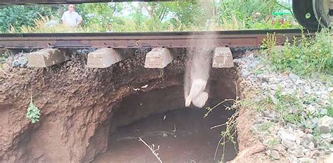 မိုးရွာသွန်းပြီး ဒုဋ္ဌဝတီမြစ်ရေမြင့်တက်မှုကြောင့် ရန်ကုန် မန္တလေးရထားလမ်းပိုင်းအတွင်း စဉ့်ကိုင်မ