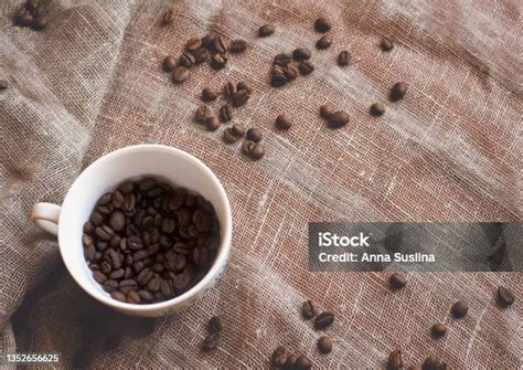 커피 콩과 갈색 소박한 생 자루 직물 직물 사진에 흰색 컵 A4 A5 A3 국제 종이 슬라이드 포스터 카드 와 무료 빈 복사