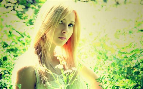 배경 화면 햇빛 나무 여자들 모델 금발의 긴 머리 뷰어를보고 잔디 식물 사진술 드레스 녹색 노랑 감정 피부 색깔 꽃 소녀 아름다움 눈