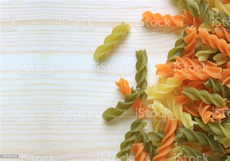 자연 나무 테이블 텍스트에 대 한 여유 공간에 생 쌀된 3 색 Fusilli 파스타의 상위 뷰 0명에 대한 스톡 사진 및 기타 이미지 Istock