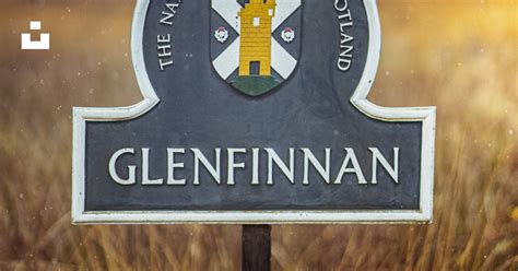 들판에 있는 스코틀랜드 내셔널 트러스트 표지판 사진 Unsplash의 무료 글렌피넌 이미지