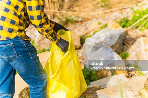 숲에서 플라스틱을 수집하는 알아볼 수 없는 사람 생태 개념 재활용 가방에 대한 스톡 사진 및 기타 이미지 가방 공동체 깨끗한 Istock